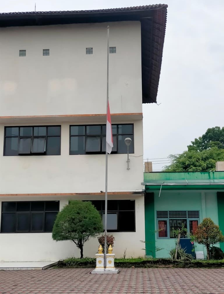 PENGIBARAN BENDERA SETENGAH TIANG, BUKTI CINTA DAN KESETIAAN PADA NKRI | SMA Negeri 2 Ngaglik Sleman